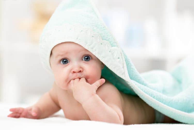 Nourrisson : comment reconnaitre les poussées dentaires de bébé