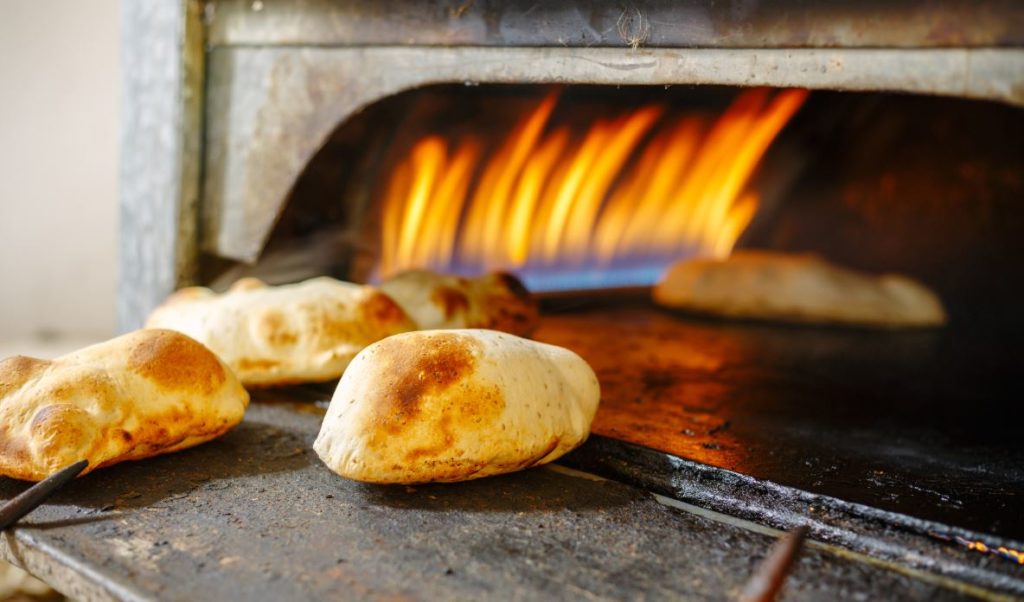 Qu'est-ce qu'une pierre réfractaire en cuisine, et à quoi sert-elle