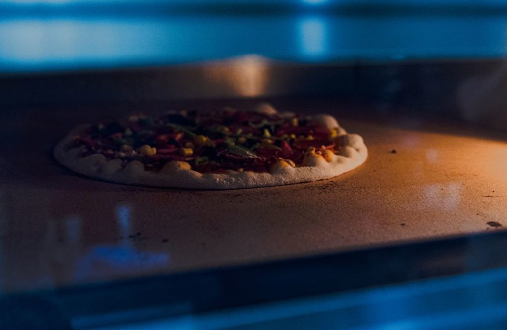 Qu'est-ce qu'une pierre réfractaire en cuisine, et à quoi sert-elle