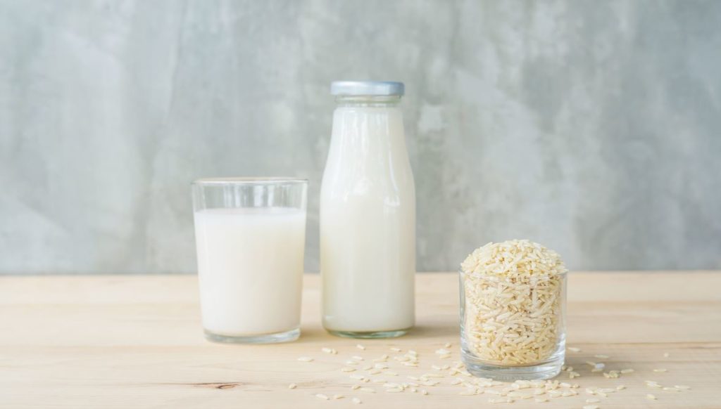 Eau de riz : Utilisation beauté et bienfaits naturels pour vos cheveux