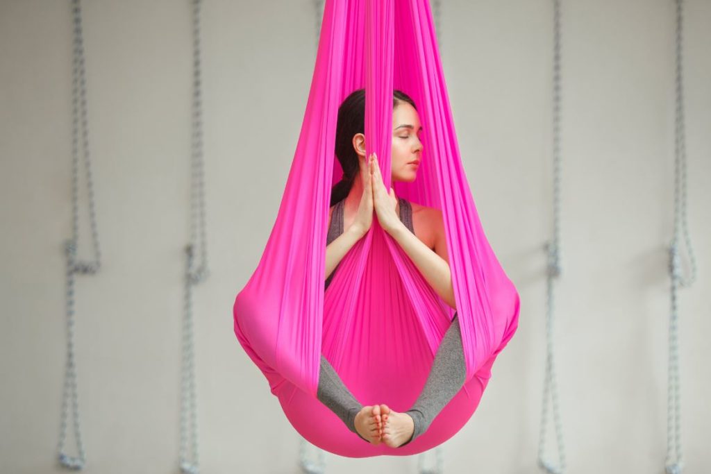 Fly yoga : Pratique, déroulement d'une séance, bienfaits, tarifs