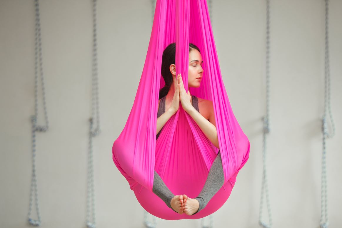 Fly yoga : Pratique, déroulement d'une séance, bienfaits, tarifs