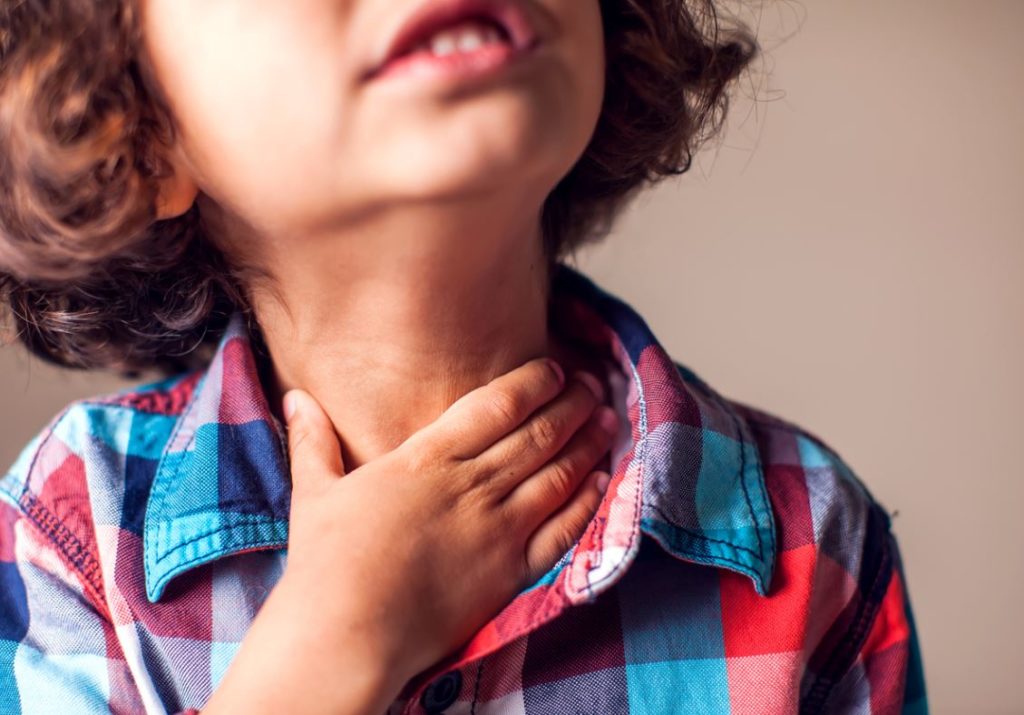 Laryngite chez l'enfant : la voix enrouée, le premier symptôme