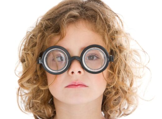 Enfant qui louche : les solutions et traitements contre le strabisme