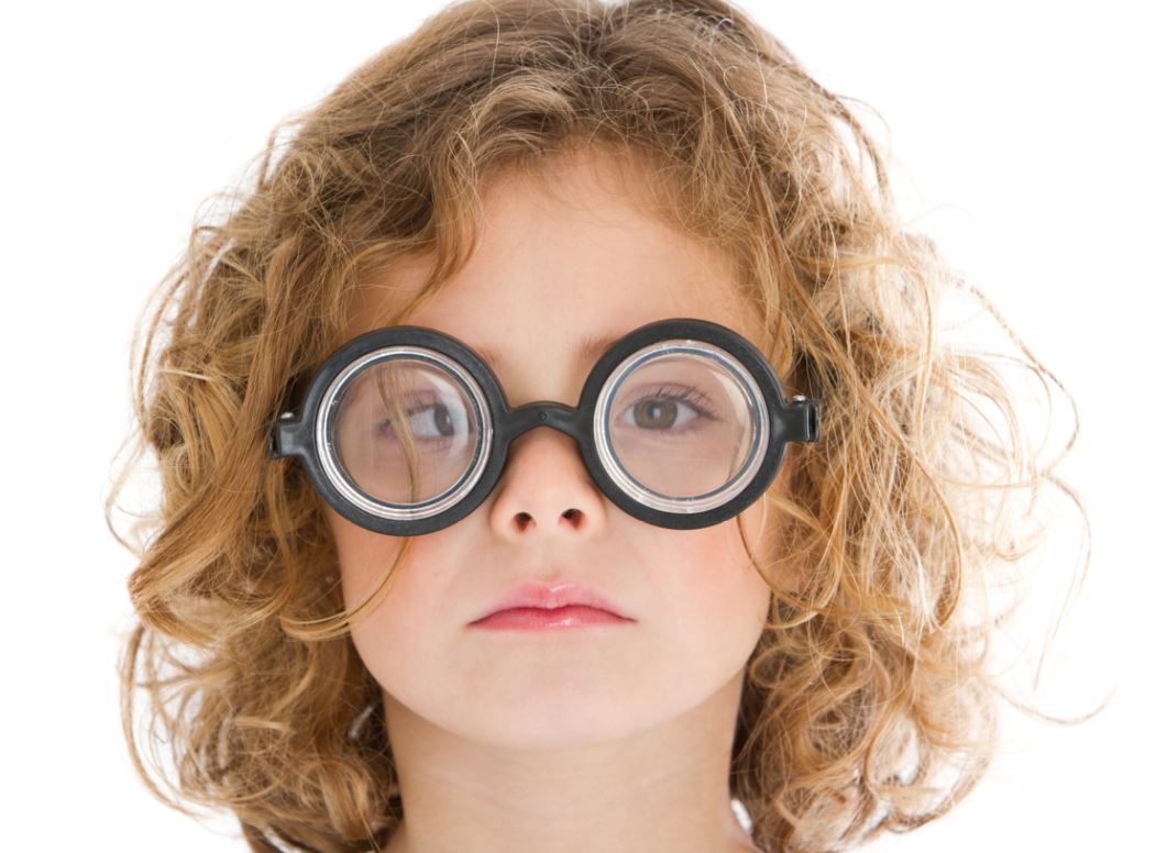 Enfant qui louche : les solutions et traitements contre le strabisme