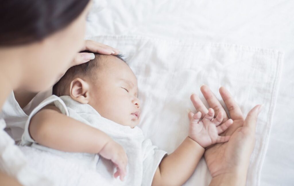 Mon bébé convulse : que faire ? Quels gestes adopter