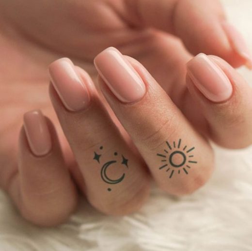 Tatouage main femme : 30 idées de motifs à se faire tatouer