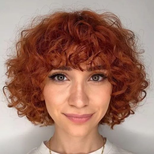 Cheveux frisés et épais : 50 idées de coupes courtes à adopter