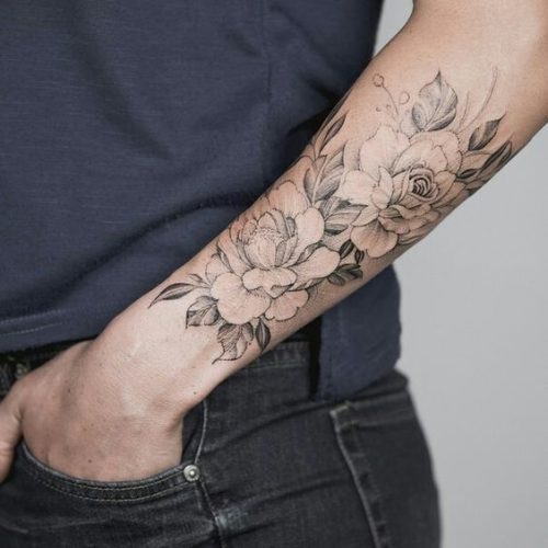 Tatouage pivoine : 50 idées de motifs pour vous inspirer