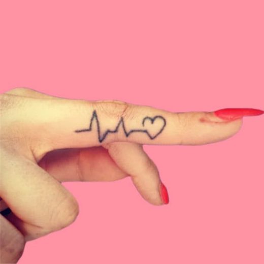 Tatouage doigt femme : 80 idées de motifs à se faire tatouer