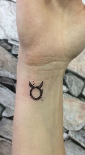 Tatouage Taureau Minimaliste