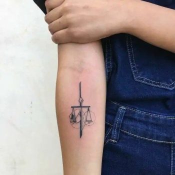 Tatouage signe astrologique balance : 50 inspirations tendance