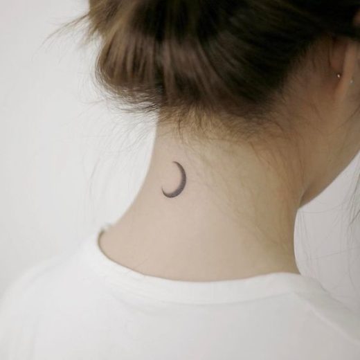 Tatouage lune minimaliste : 50 idées de tattoos tendances