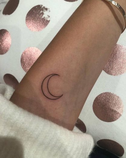 Tatouage lune minimaliste : 50 idées de tattoos tendances