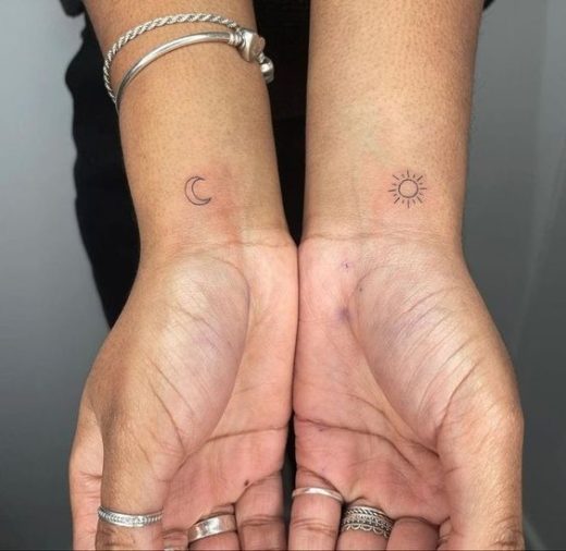 Tatouage lune minimaliste : 50 idées de tattoos tendances