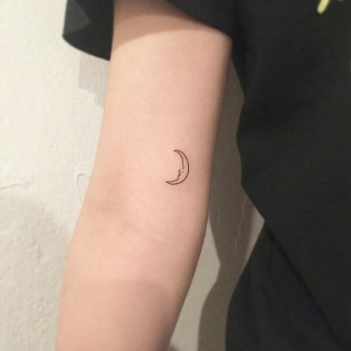 Tatouage lune minimaliste : 50 idées de tattoos tendances