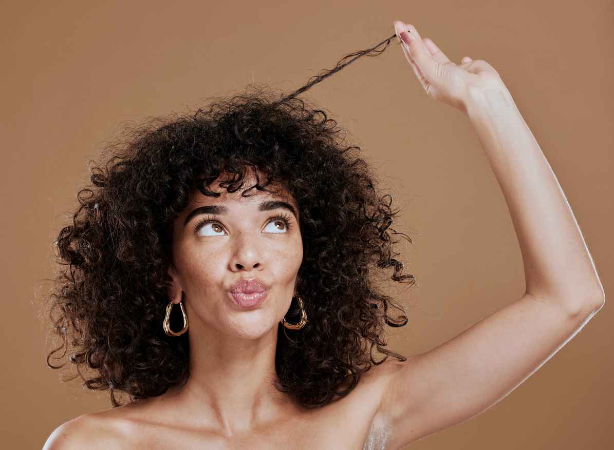 Cheveux frisés au naturel : les coupes et coiffures à adopter