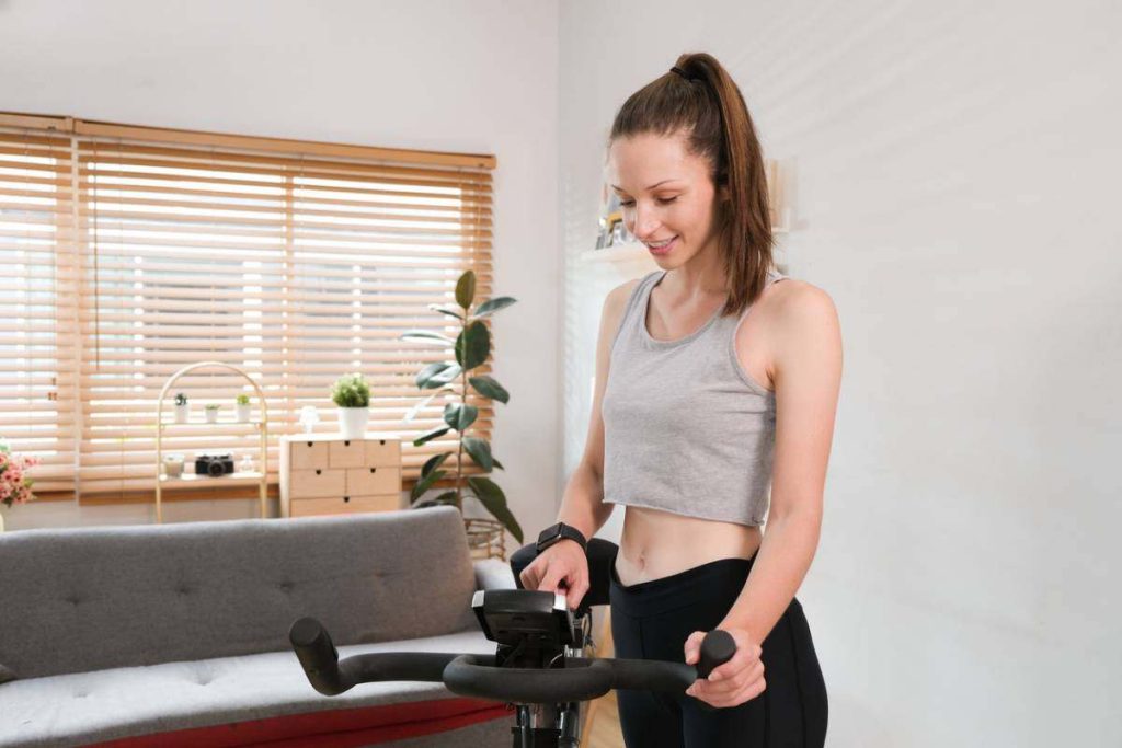 Vélo d'appartement : quelle routine d'entrainement effectuée